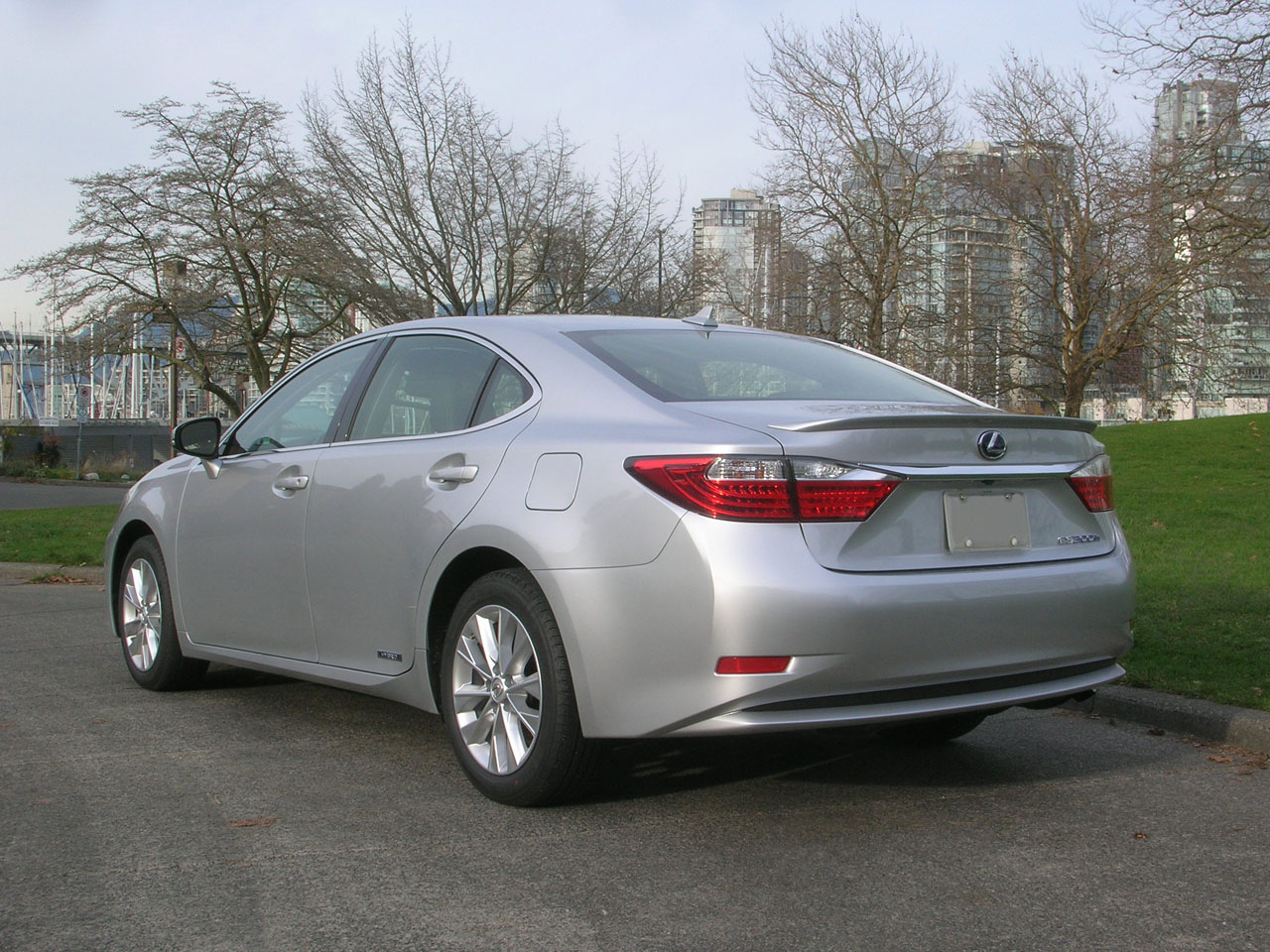 2014 Lexus ES 300h Road Test Review | The Car Magazine