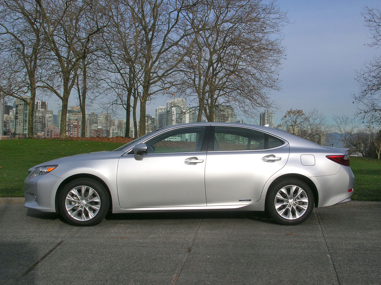 2014 Lexus ES 300h Road Test Review | The Car Magazine